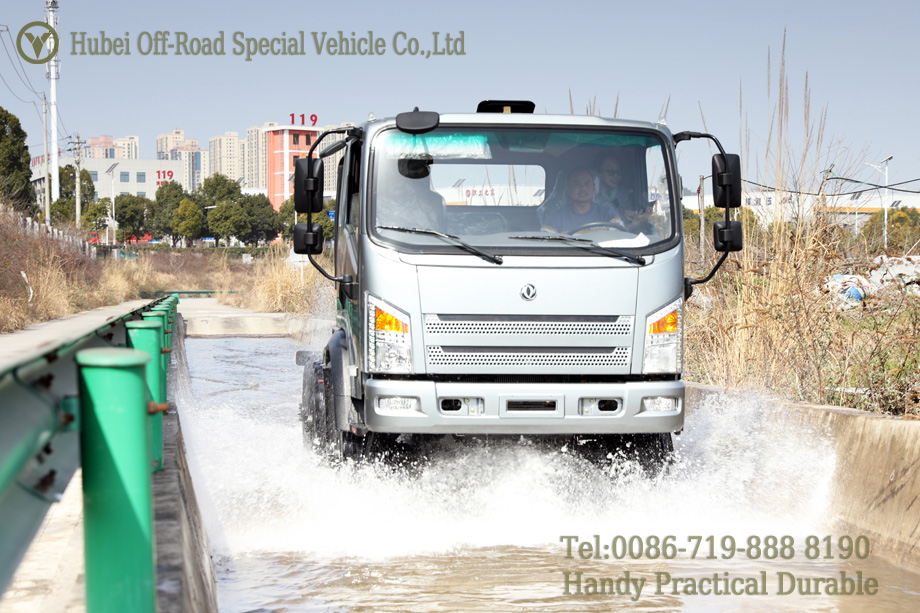 Dongfeng EQ2082 A row of semi -cab_ classic off -road military vehicles ...