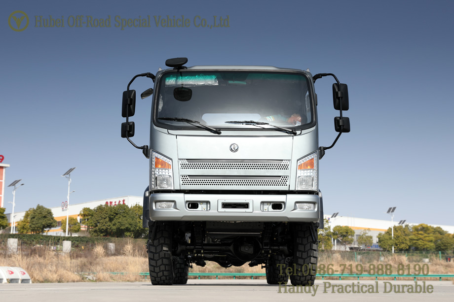 Dongfeng EQ2082 A row of semi -cab_ classic off -road military vehicles ...