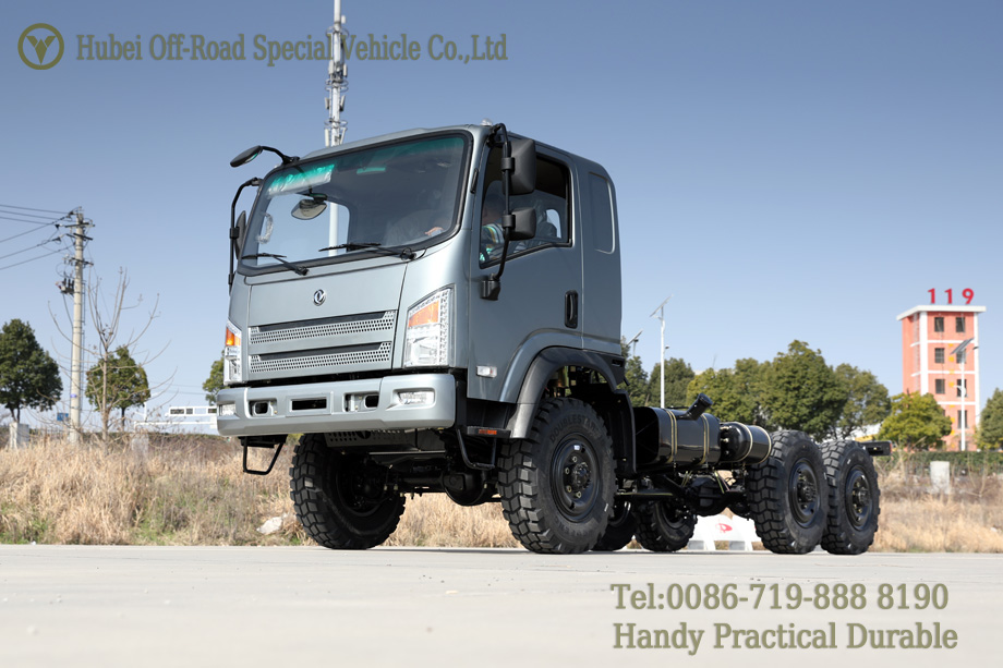 Dongfeng EQ2082 A row of semi -cab_ classic off -road military vehicles ...